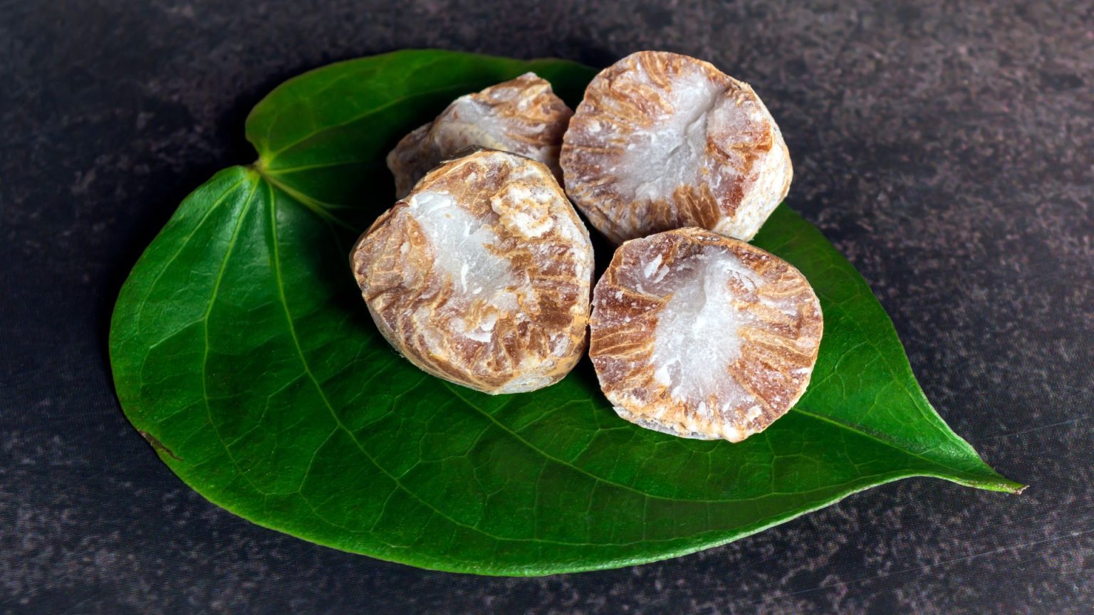 Tradisi Turun Temurun : 5 Manfaat Minum Rebusan Daun Sirih Dan Pinang ...